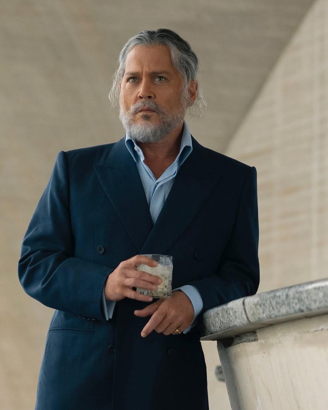 Johnny Depp surge em foto inédita para o filme Day Drinker; veja foto